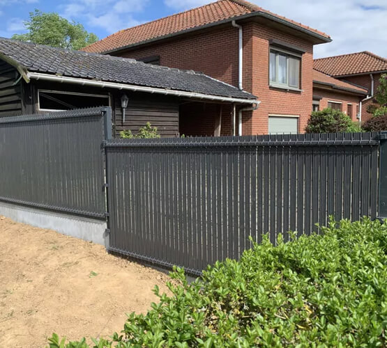 Comment poser une clôture en treillis ? Guide complet